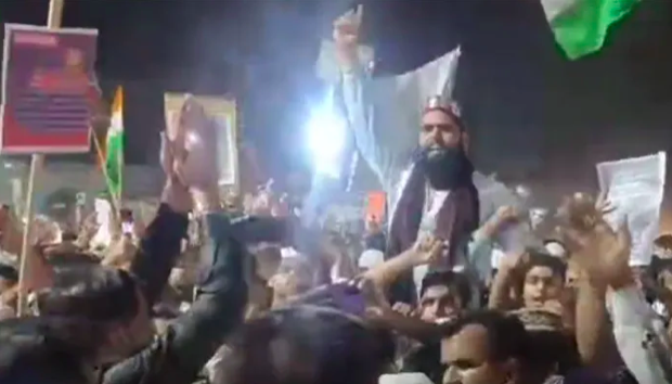 "Sar Tan Se Juda" slogans raised by Muslim mob in Sultanpur against ...